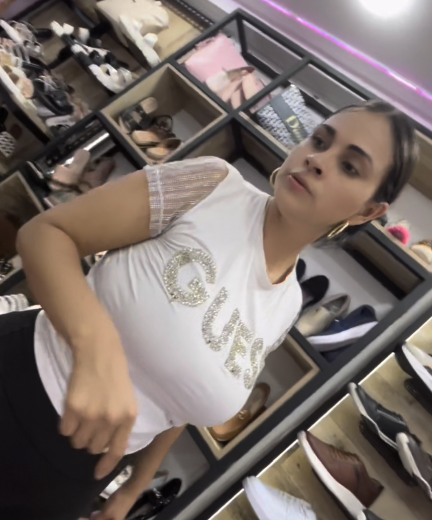 bulgeflash.com – Welcome to the ultimate tease. Watch as curious eyes ...